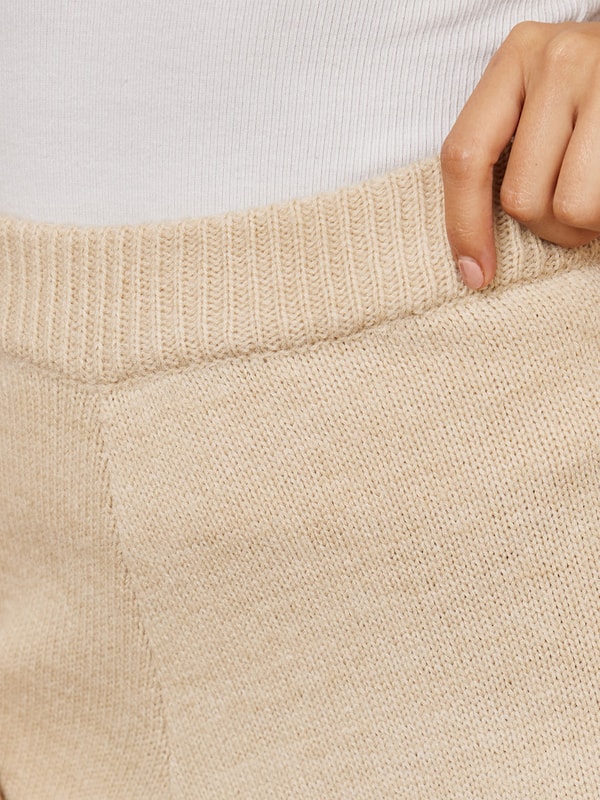 بنطال محبوك بقصة واسعة ستايلي